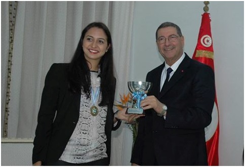 Le chef du gouvernement reçoit l’escrimeuse Sarra Besbès couronnée de ...
