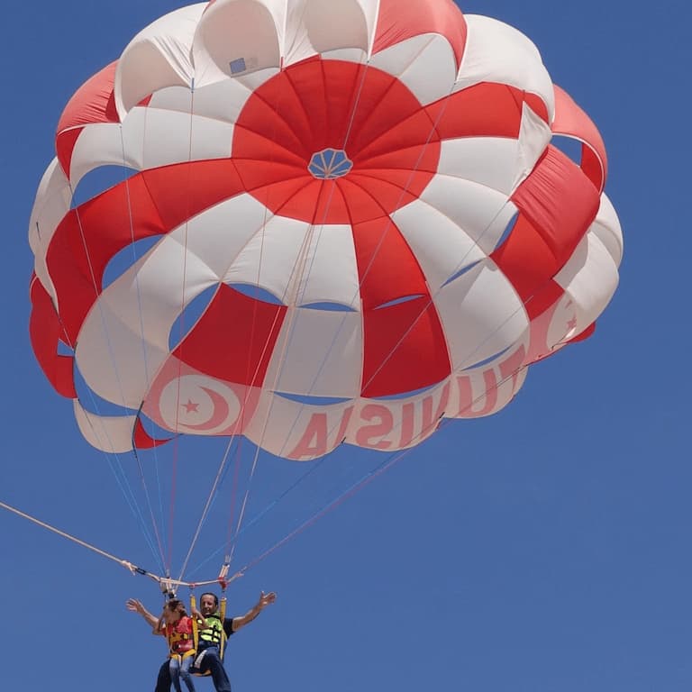 Parachutisme : Tozeur abrite le 1er festival du saut en parachute, du ...